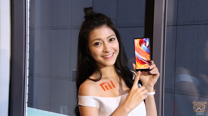 小米 MIX2 全面屏 2.0 手機微開箱！支援全頻段、NFC 行動支付，售價僅約台幣 15200 元起！ - ^(oo)^~小米行動CCC